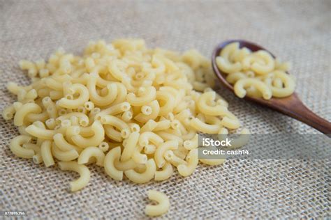 마 카로 니 자루 소박한 배경에 나무 숟가락에 원시 파스타 자연과 건강 식품 개념입니다 갈색에 대한 스톡 사진 및 기타 이미지