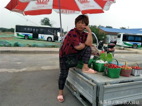 烈日下的果農，路邊擺攤搶客人 每日頭條