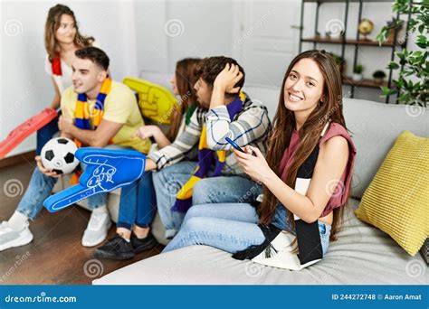 Grupo De Jovens Amigos Assistindo E Apoiando A Partida De Futebol Foto De Stock Imagem De