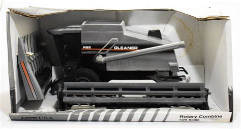 124 Agco Gleaner R65 Combine With 2 Heads Daltons Farm Toys