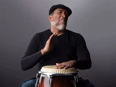 El cantante Chichí Peralta lanza su nuevo sencillo El Meneíto