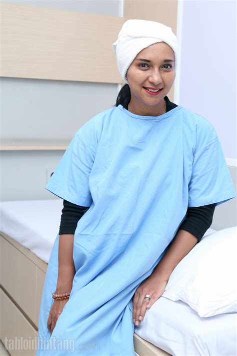 Shahnaz Haque Saat Melakukan Perawatan Kecantikan Tanam Benang