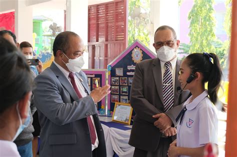 ผอ สพป บร 2 ให้กำลังใจในการประเมินและคัดเลือกนักเรียน รร อนุบาลบ้านกรวด เพื่อรับรางวัลพระราชทาน