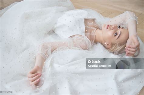 아름 다운 긴 흰색 드레스에 바닥에 여자의 로맨틱 한 초상화입니다 소녀는 그녀의 얼굴에 푸른 눈과 아름다운 메이크업금발입니다 천연 화장품 결혼식에 대한 스톡 사진 및 기타