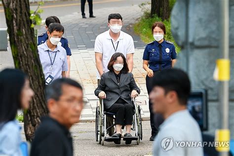 자녀 입시 비리 정경심 전 교수 가석방으로 출소