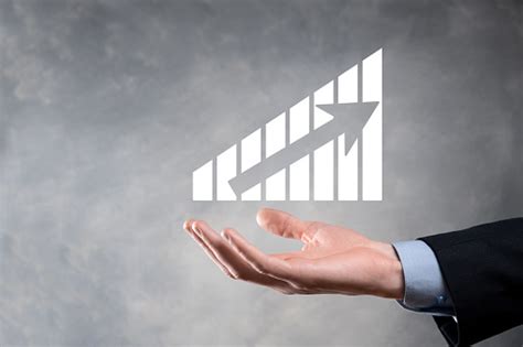 그래프 성장을 유지하고 자신의 사업에서 차트 긍정적 인 지표의 증가를 보유하고 사업가 투자 개념판매 데이터 및 경제 전략 및 계획 디지털 마케팅 및 주식 시장 분석 가격에