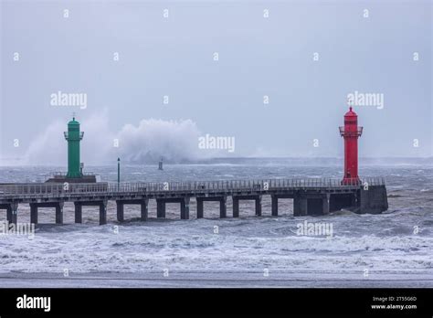 Le phare de la jetée de Boulogne sur mer pendant la tempête Ciaran