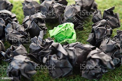 초록색입니다 Crumped 종이 사이에 블랙힐스 종이 볼 수 있는 잔디 필드jp 0명에 대한 스톡 사진 및 기타 이미지 0명