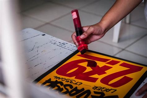 Cearense faz sucesso no TikTok e Instagram vídeos da produção de cartazes de anúncios