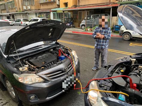 老翁車輛拋錨路邊 警暖心協助解圍