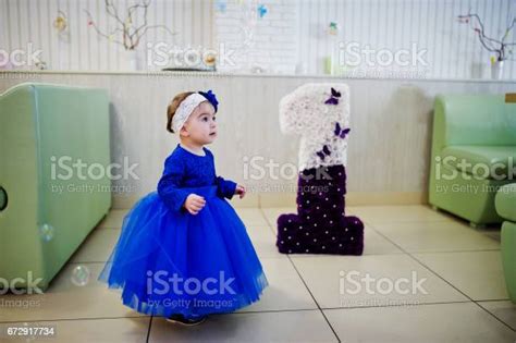 파란 드레스에 귀여운 작은 아기 소녀 비누 거품으로 재생 합니다 1 년 생일 돌 생일에 대한 스톡 사진 및 기타 이미지 돌