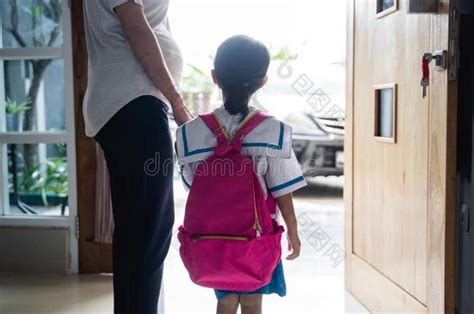 母亲佃户租种的土地手关于小的女儿和背包图片 包图网企业站