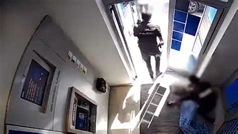Dos Policías Salvan La Vida De Un Indigente Levante Emv