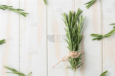 在木桌上迷迭香