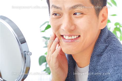 スキンケアを気にしている40代男性の写真素材 228447529 イメージマート