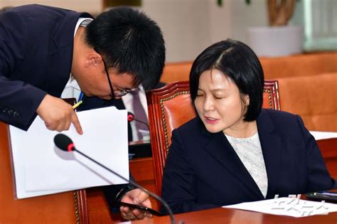관계자와 이야기하는 이은애 헌법재판소 재판관 후보자 노컷뉴스