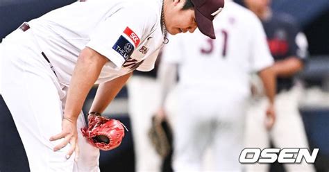 연속 5안타 5실점에 고개 떨군 정찬헌 사진