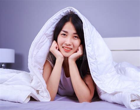 Mujer Feliz Que Oculta Debajo De La Manta En Cama En Dormitorio Imagen