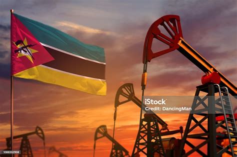 모잠비크 석유 산업 개념입니다 모잠비크 플래그와 빨간색과 파란색 일몰 또는 일출 하늘 배경으로 유 정산업 그림 3d 그림 모잠비크에 대한 스톡 사진 및 기타 이미지 Istock