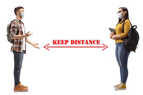 의료용 마스크를 쓰고 있는 학생들의 전체 길이 샷과 그들 사이의 거리를 유지하는 화살표 거리가 먼에 대한 스톡 사진 및 기타 이미지 거리가 먼 서 있기 배낭 Istock