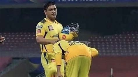 IPL 2022 CSK Skipper Ravindra Jadeja Bows Down To MS Dhoni After Match
