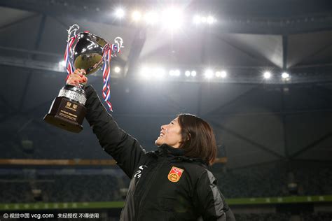 中国女足夺深圳四国赛冠军 美女球员搞怪自拍