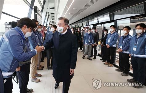 사우디 도심 지하철 건설현장 근로자 격려하는 문 대통령 연합뉴스