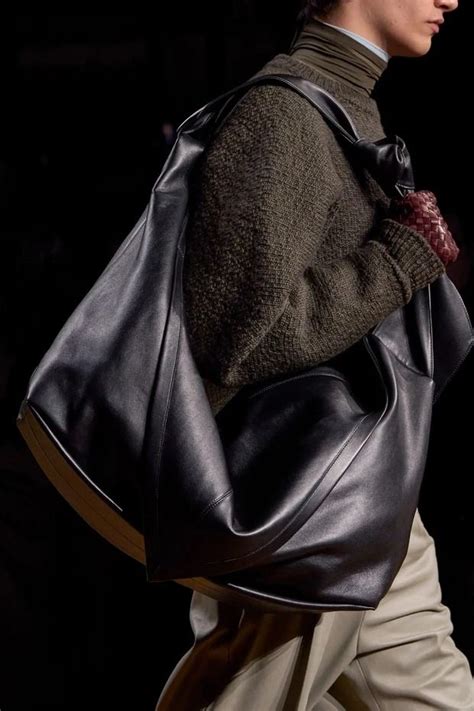 가을과 겨울 가방 고민 끝내줄 백 트렌드 7 보그 코리아 Vogue Korea 2024 Kelebek