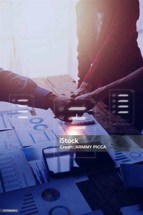 문서 관리 시스템 Dms 평가 양식 설문지 체크리스트 및 클립 보드 작업 관리 노트북 컴퓨터 생산성 체크리스트를 작성하고 온라인으로 설문 조사 양식을 작성하는 사업가