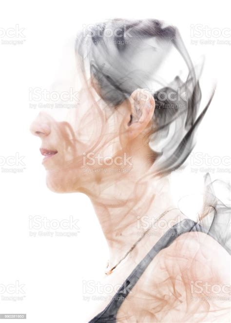 젊은 여자와 연기 텍스처의 이중 노출 초상화 Mental Wellbeing에 대한 스톡 사진 및 기타 이미지 Mental