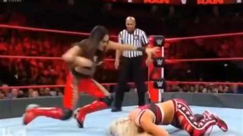 Drama en la WWE una luchadora sufre pérdida de memoria tras una terrible patada en la cabeza