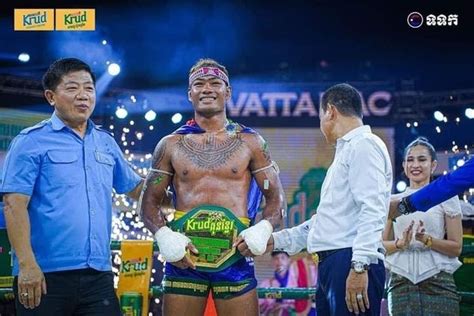 ពិតជាប្រពៃណាស់ ធឿន ធារ៉ា គោរពដឹងគុណ លោកគ្រូ អេ ភូថង មុនឡើងសង្វៀន