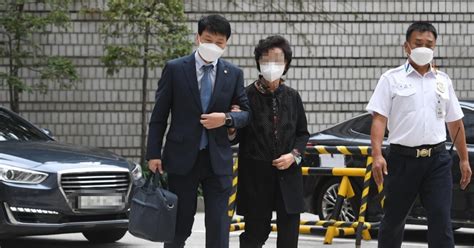 머니s포토 법정 향하는 윤석열 장모 최모 씨