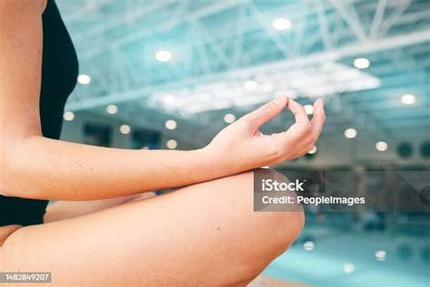 스포츠 여성 및 훈련을 위한 명상 웰빙을 위한 운동 및 피트니스 워밍업 및 체육관에서의 운동 여성 운동 선수 요가 및 건강한