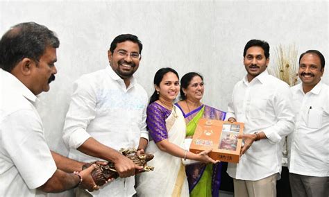 Ex TDP MLA Sobha Hymavathi Joins YSRCP