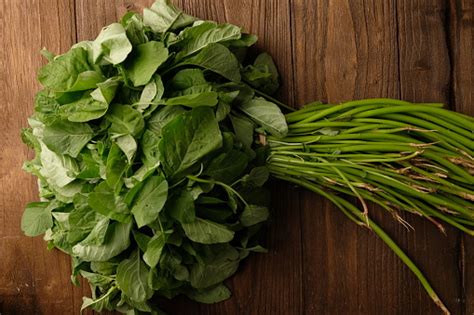 갈색 나무 테이블에 시금치 한 무리 Amaranthus Viridis는 식물군 Amaranthaceae의 국제적인 종이며