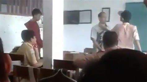 Siswa Kurang Ajar, Merokok di Dalam Kelas, Layangkan Tinju dan Tarik Kerah Baju Guru ...
