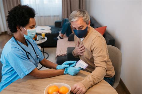 집에서 백인 남성 환자를 방문하는 아프리카 계 미국인 간호사 10 11세에 대한 스톡 사진 및 기타 이미지 10 11세 2명 40 44세 Istock