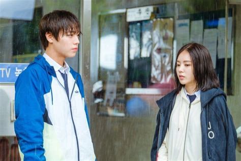 Park Ji Hoon Y Lee Ruby Comparten Un Tenso Momento Bajo La Lluvia En