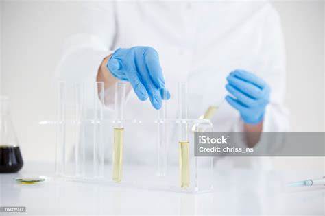 마리화나 공장에서 추출한 Cbd 오일을 사용 하는 실험실에서 여성 과학자의 근접 촬영 그녀는 다른 하나의 튜브에서 Cbd 오일을 찢 어 있다 의료 대마초에서 의료 약국