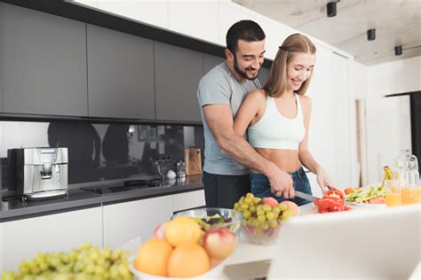 몇 가지 샐러드를 준비 하 고 아침 식사는 여자 컷 야채 샐러드 그리고 남자 그녀에 도움이 됩니다 가구에 대한 스톡 사진 및