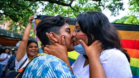 সমলিঙ্গ বিবাহ দুটি ছেলে বা দুটি মেয়ের মধ্যে বিয়ে নিয়ে ভারতে যে