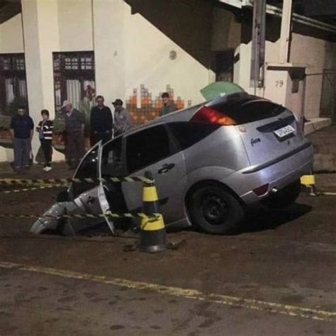 Carro Cai Em Buraco E Deixa MÃe E CrianÇa Feridas No Santa Terezinha