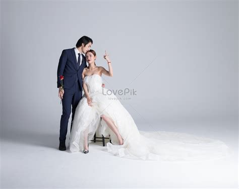 한 쌍의 부부 웨딩드레스 입고 사진 무료 다운로드 Lovepik