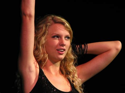 Taylor Swift : r/CelebrityArmpits