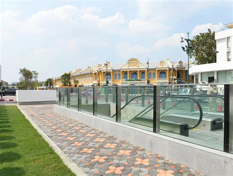 เถียงเดือด บันไดเลื่อน อุโมงค์ทางเดินลอดมหาราช ไม่มีหลังคากันแดดฝน