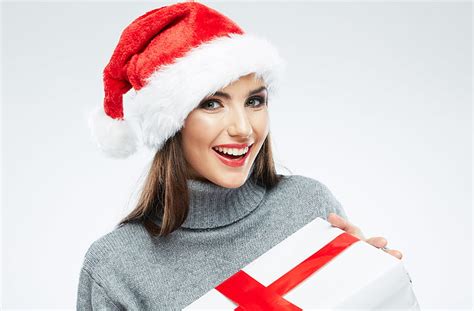 봐 여자 미소 상자 선물 갈색 머리 모자 스웨터 Hd 배경 화면 Wallpaperbetter