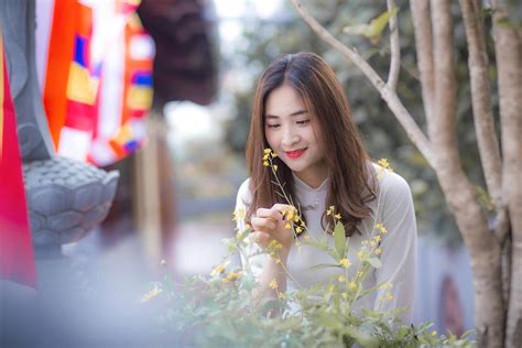 Woman Wearing White长袖顶捧花 千叶网