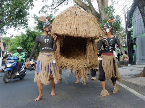 Keseruan Karnaval Di Malang Yang Angkat Adat Papua