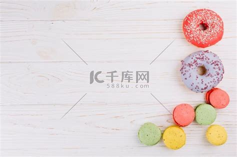 顶视图蛋白杏仁饼干甜甜圈木质纹理背景高清摄影大图 千库网